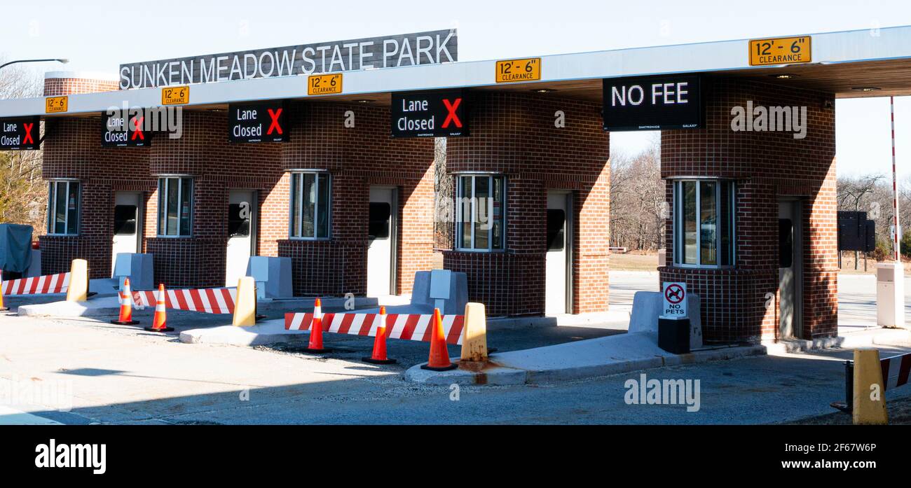 Sign reading No Fee over the one open lane at the toll booth entering ...