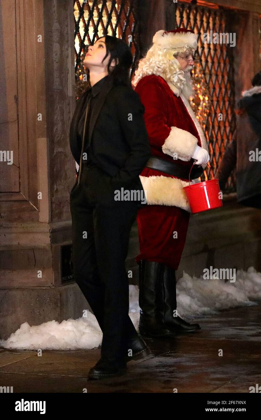 New York - NY - 20201211 Hailee Steinfeld and Vera Farmiga filming ...