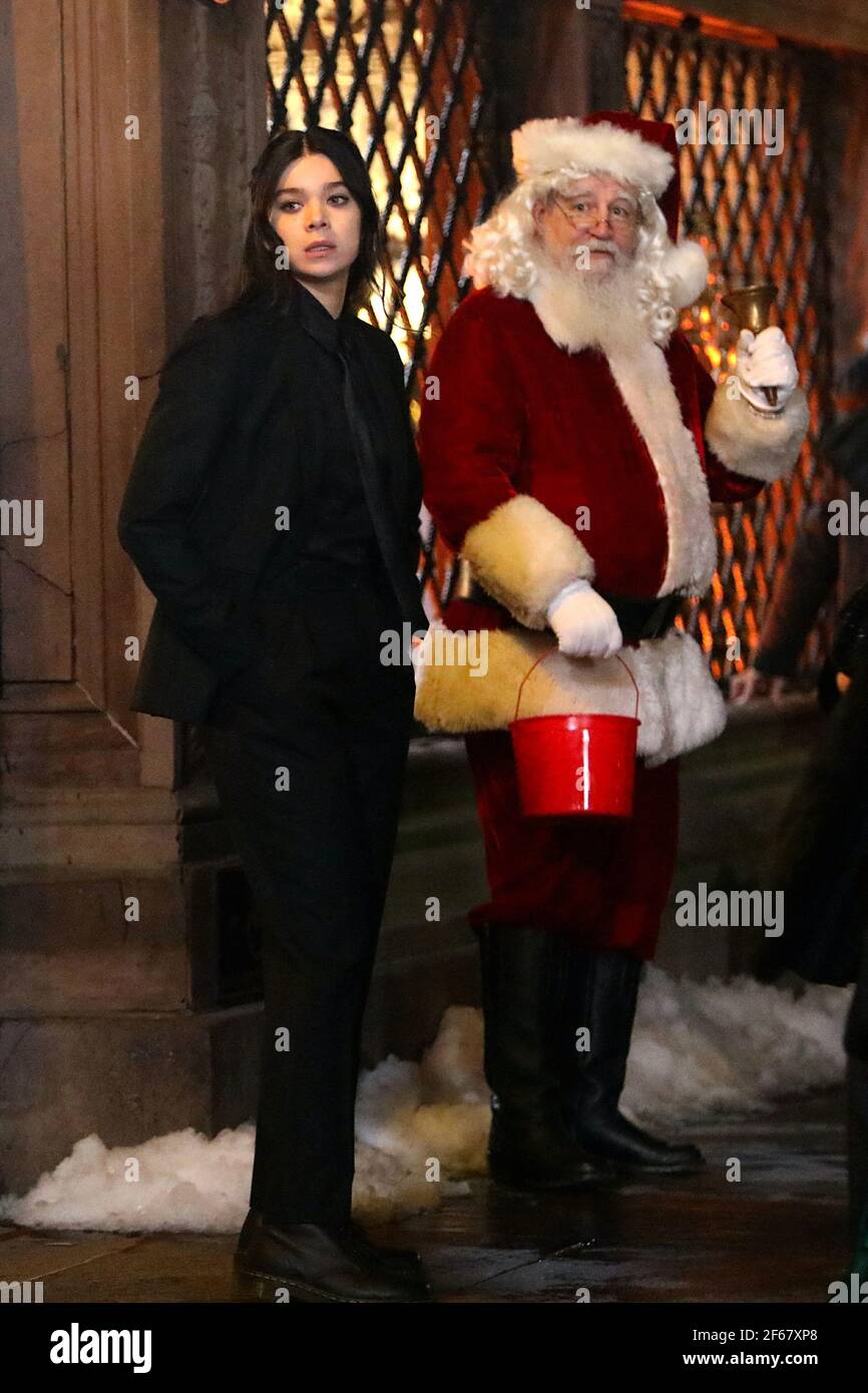 New York - NY - 20201211 Hailee Steinfeld and Vera Farmiga filming ...