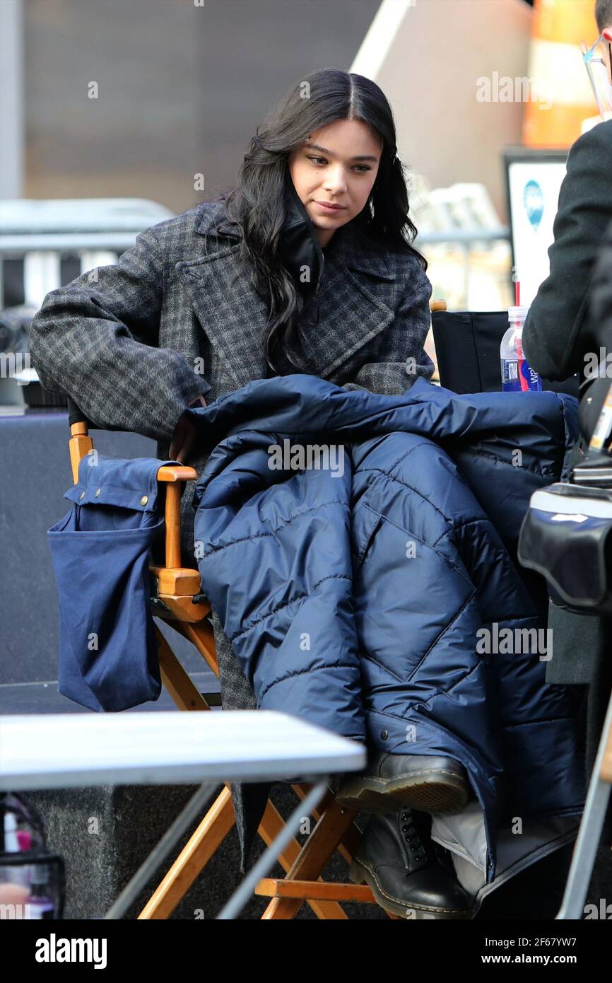 New York - NY - 20201208 Hailee Steinfeld and Jeremy Renner pictured ...