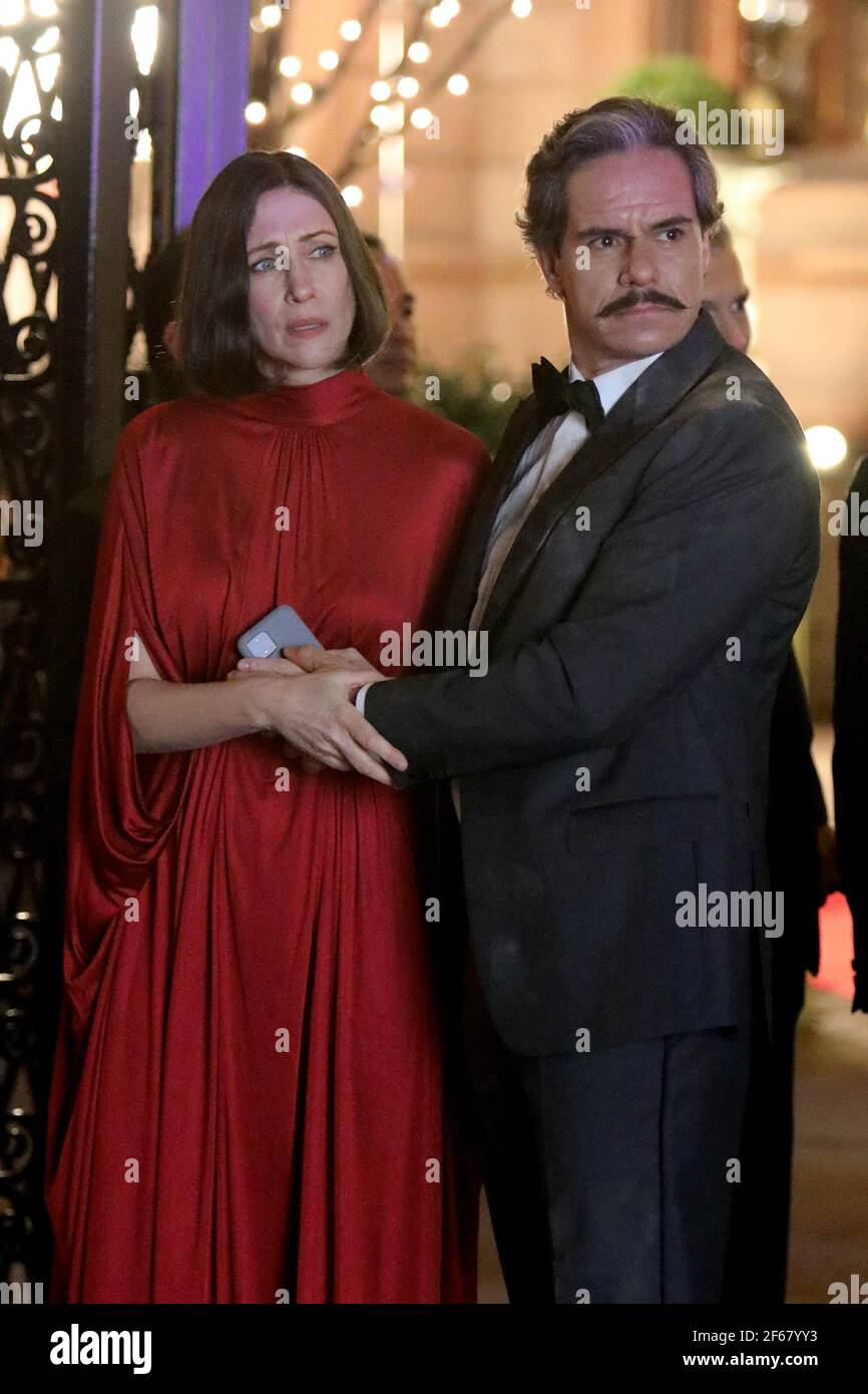 New York - NY - 20201211 Hailee Steinfeld and Vera Farmiga filming ...