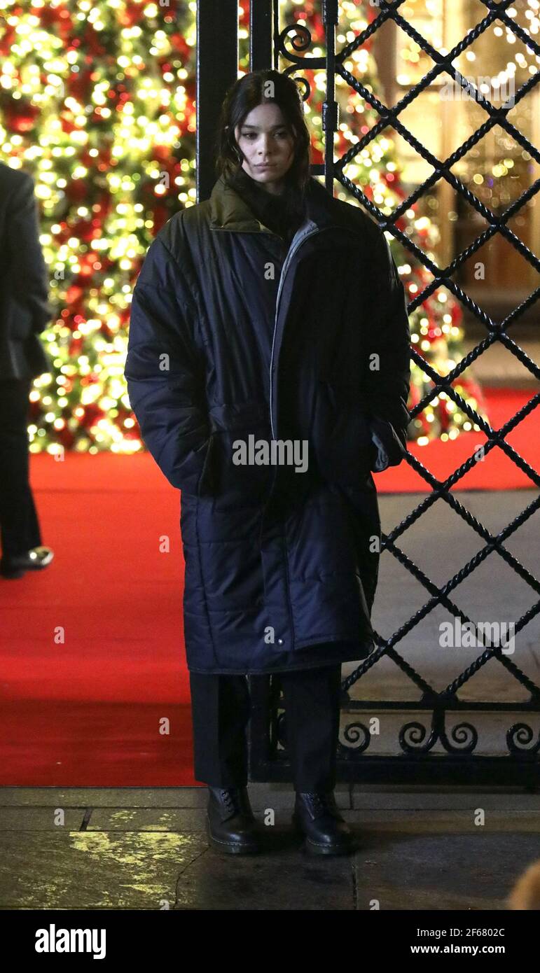 New York - NY - 20201211 Hailee Steinfeld and Vera Farmiga filming ...