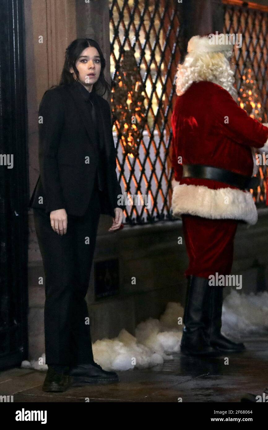 New York - NY - 20201211 Hailee Steinfeld and Vera Farmiga filming ...