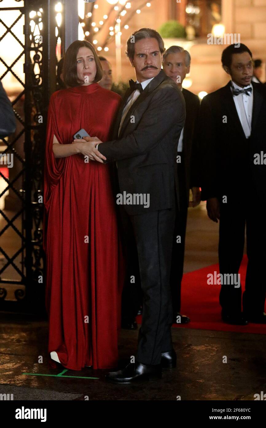 New York - NY - 20201211 Hailee Steinfeld and Vera Farmiga filming ...