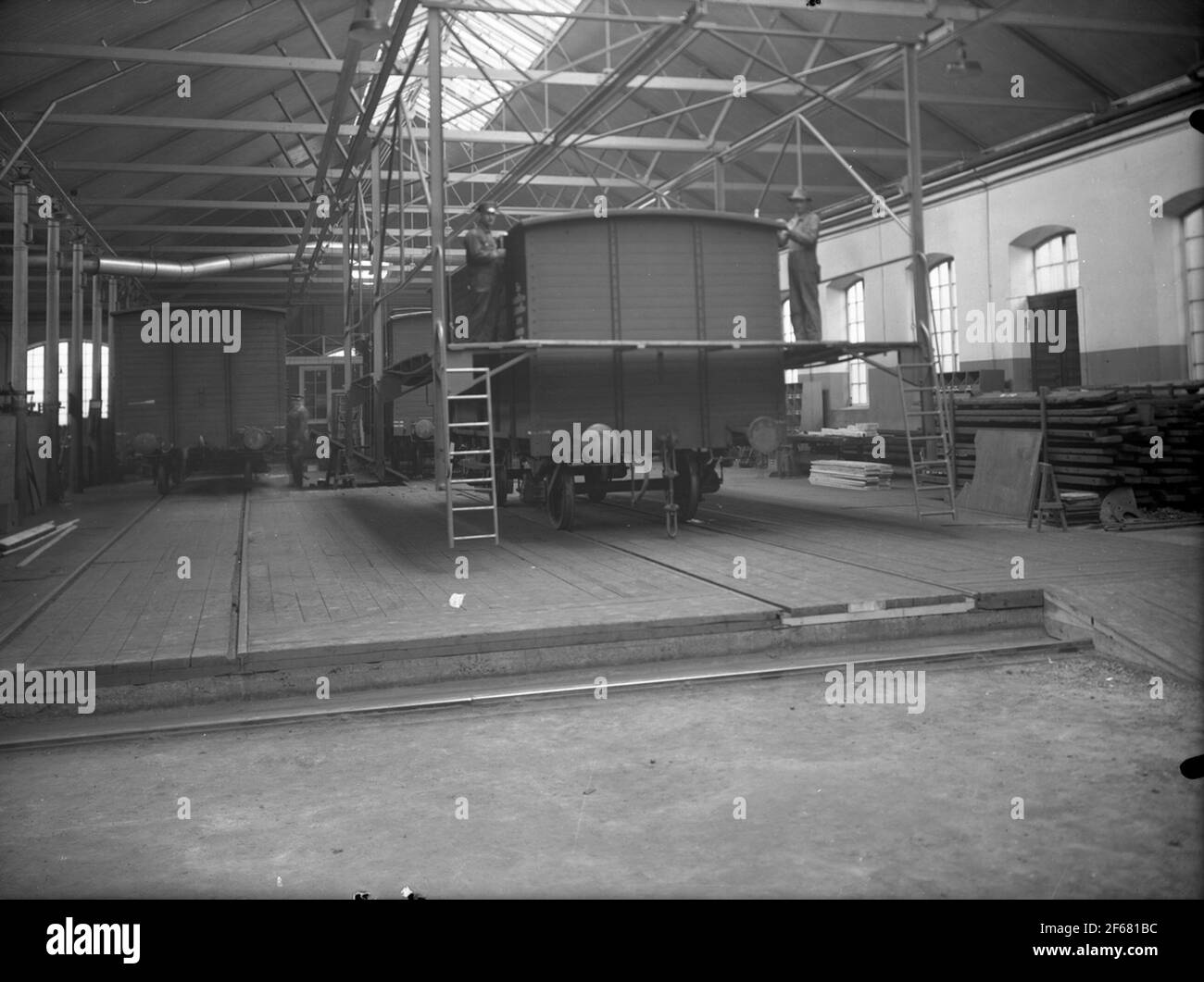 Workshop interior Raising and lowering carpentry stand Stock Photo - Alamy