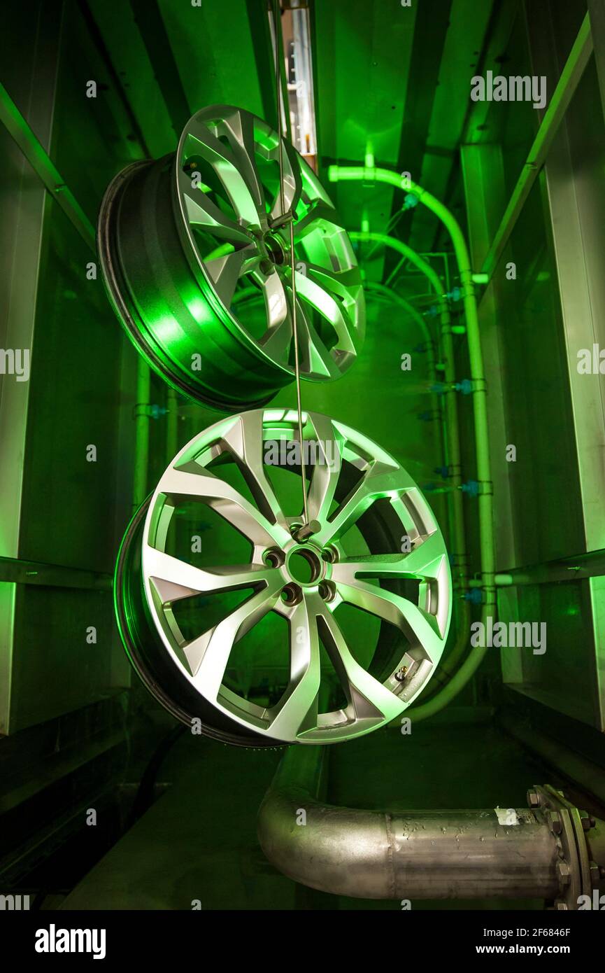 Chrome wheels hi-res stock photography and images - Alamy