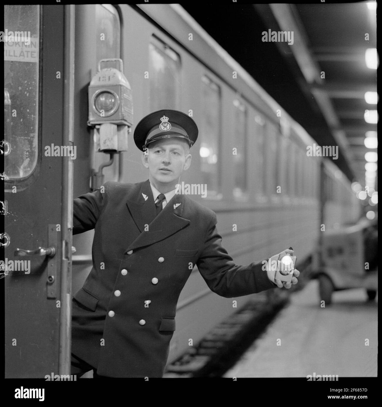 Conductor, signaling. The state railways, SJ C08F 4038 Stock Photo - Alamy