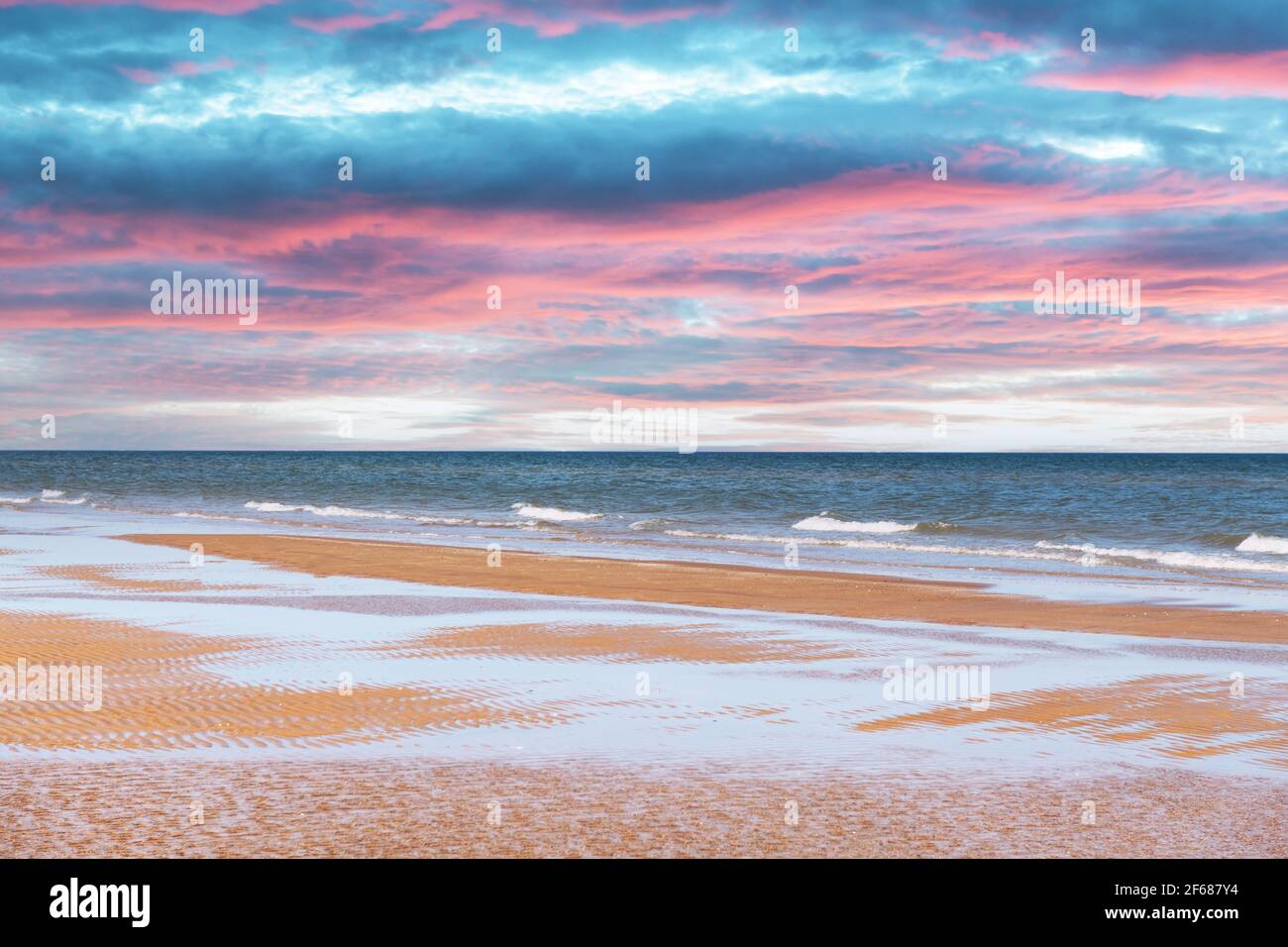 Tide waves on tropical beach sand and blue ocean Stock Photo - Alamy