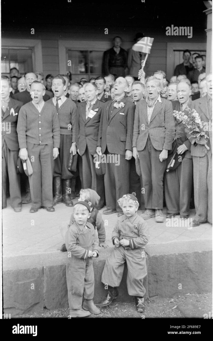 Norwegian prisoners, released from the Nazi detention camp Grini after ...
