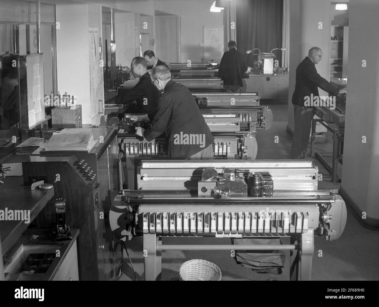 Ticketing machines central station hi-res stock photography and images ...