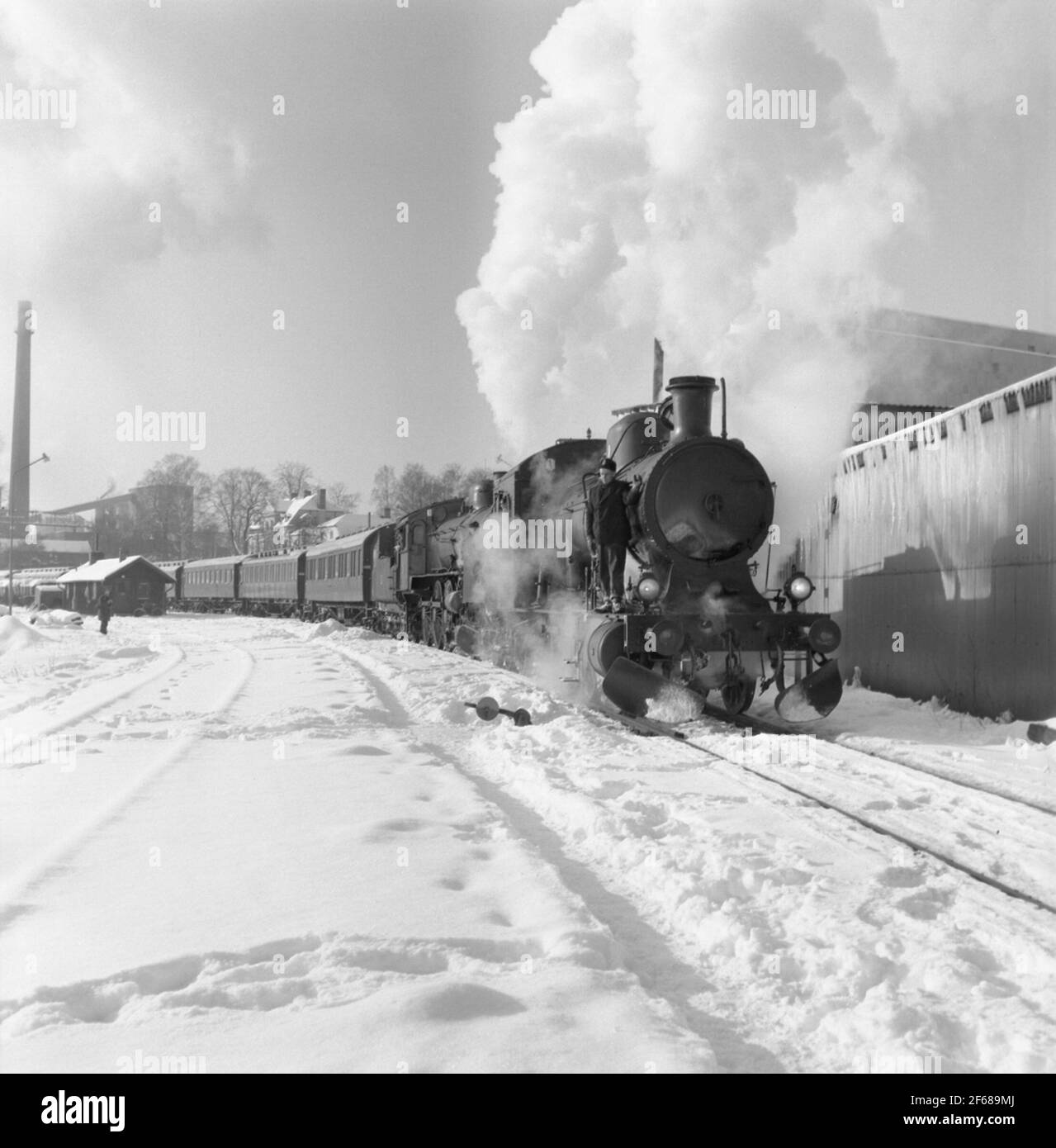 The state's railways, SJ E3 1538 + state railways, SJ A 1008 with ...