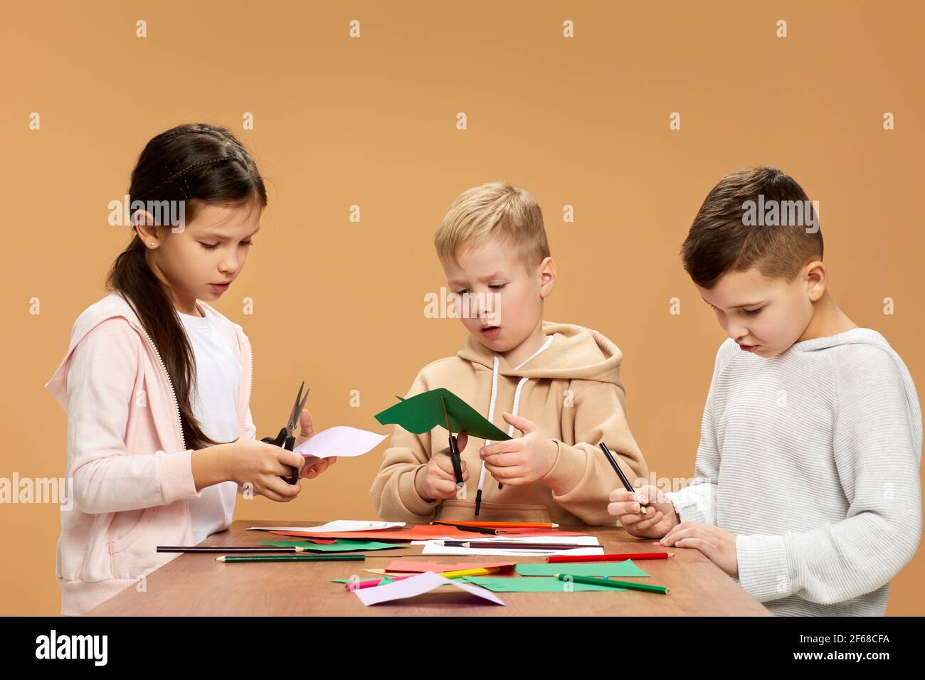 Students holding paper kindergarten hi-res stock photography and images ...