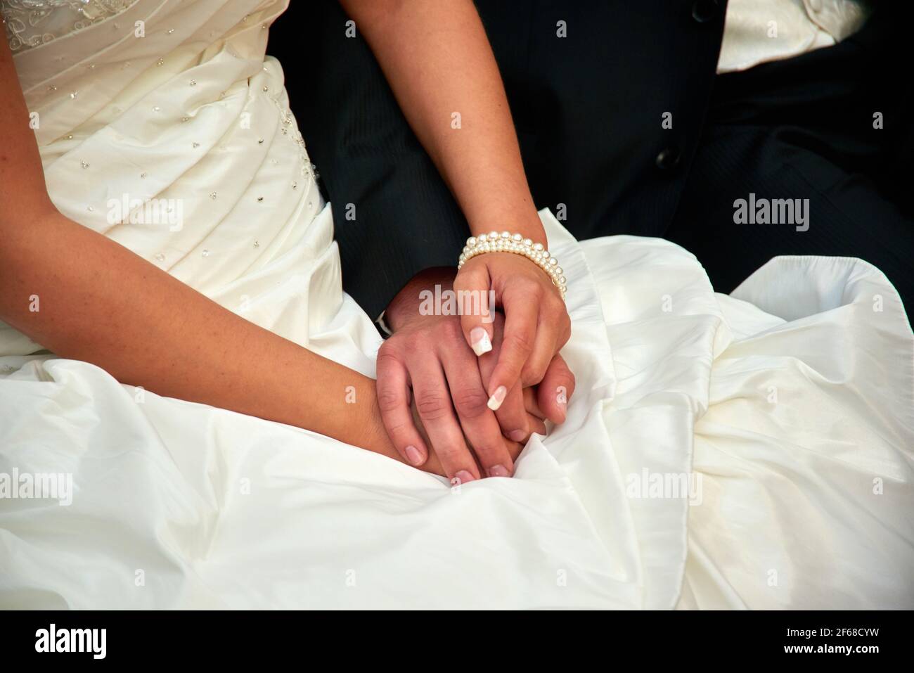 hands of bride and groom whilec eremony Stock Photo - Alamy