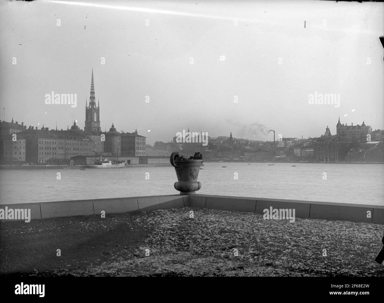 South. The photo taken from the Stadshuskajen. Riddarholmen on the left ...