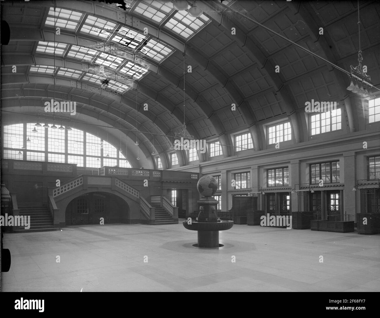 Big hall central station Black and White Stock Photos & Images - Alamy