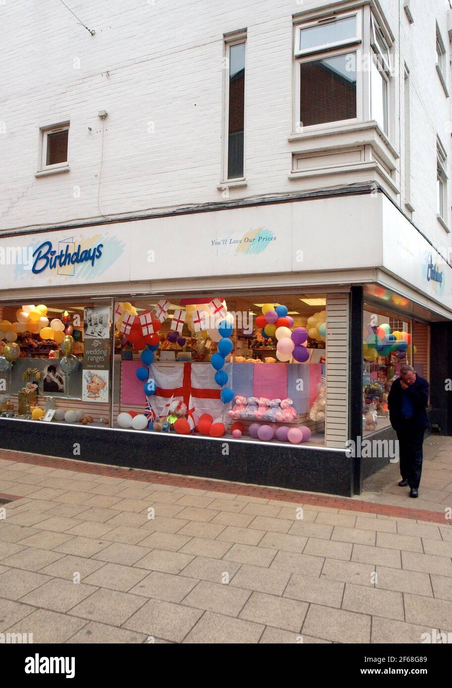 BIRTHDAYS SHOP IN ABINGDON.20 April 2005 TOM PILSTON Stock Photo - Alamy