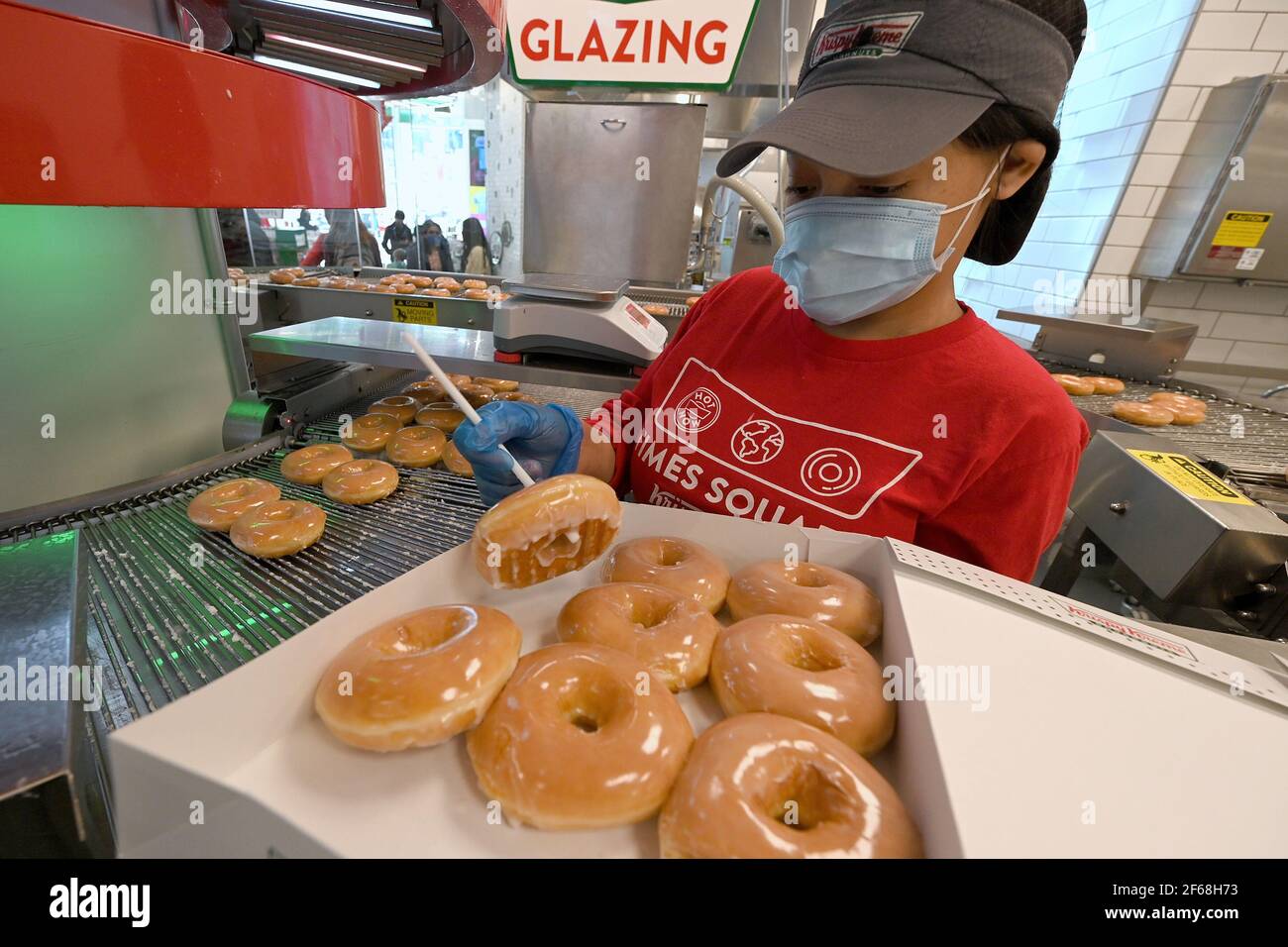 New York, USA. 30th Mar, 2021. “Glazing expert” Taji Lewis prepares a ...
