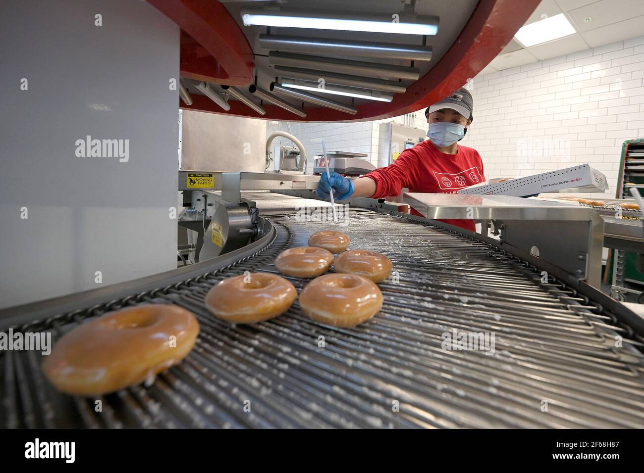 New York, USA. 30th Mar, 2021. “Glazing expert” Taji Lewis prepares a ...