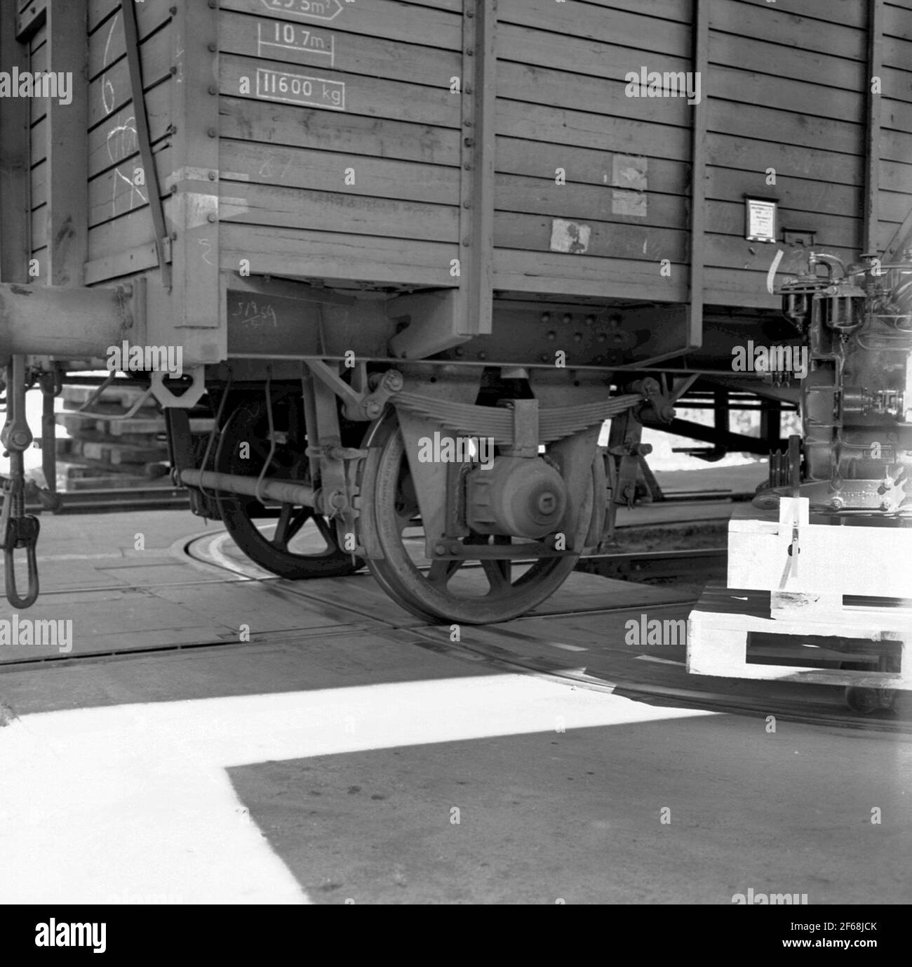 Transhipment magazine, carriage in track crossing, chain conveyor Stock ...