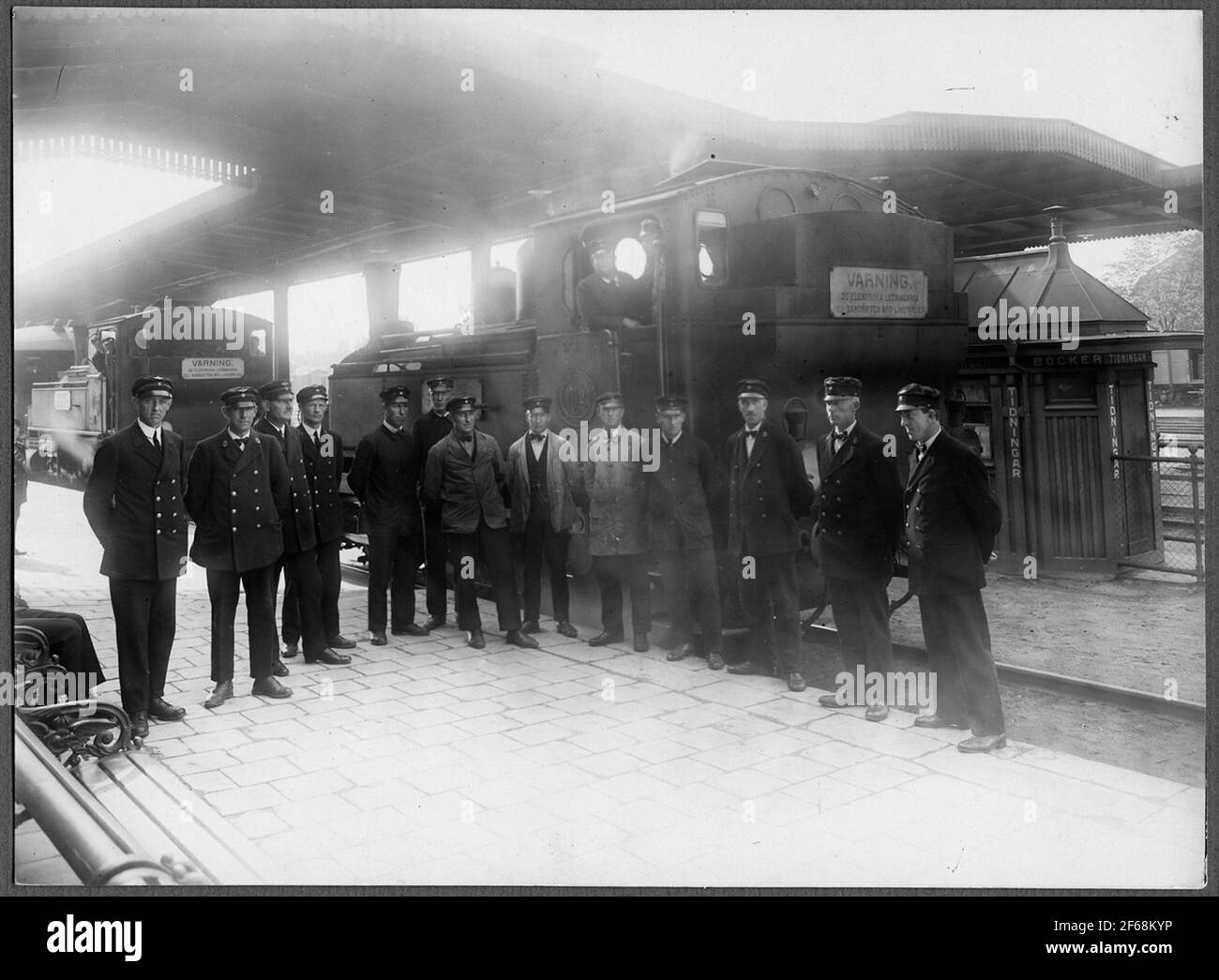 Switching staff on Örebro C. SJ K4 1112 Stock Photo - Alamy