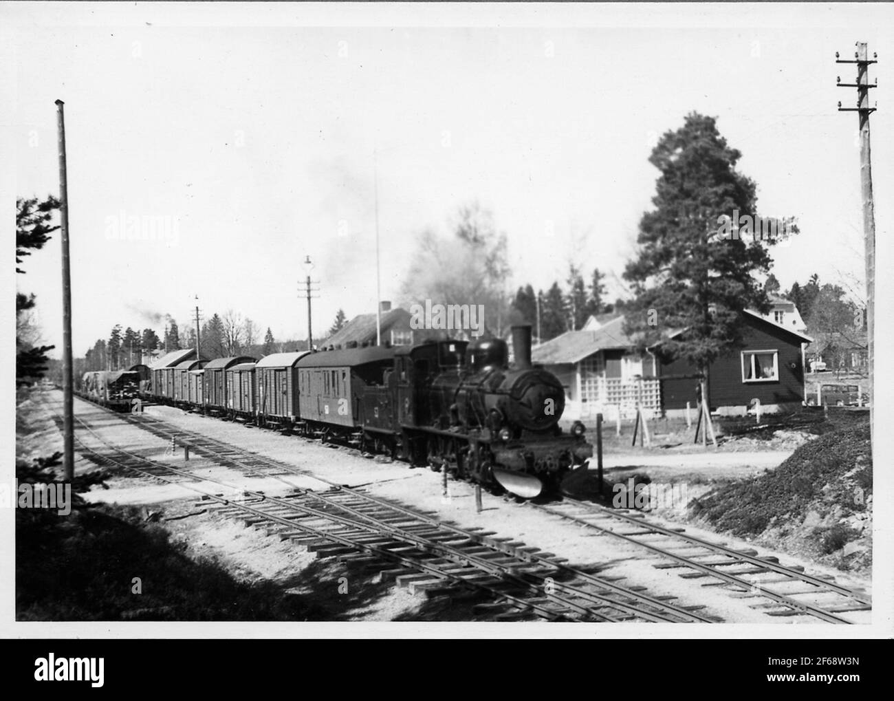 Freight train driven by the state's railways, SJ GP 3041 at Älghult ...