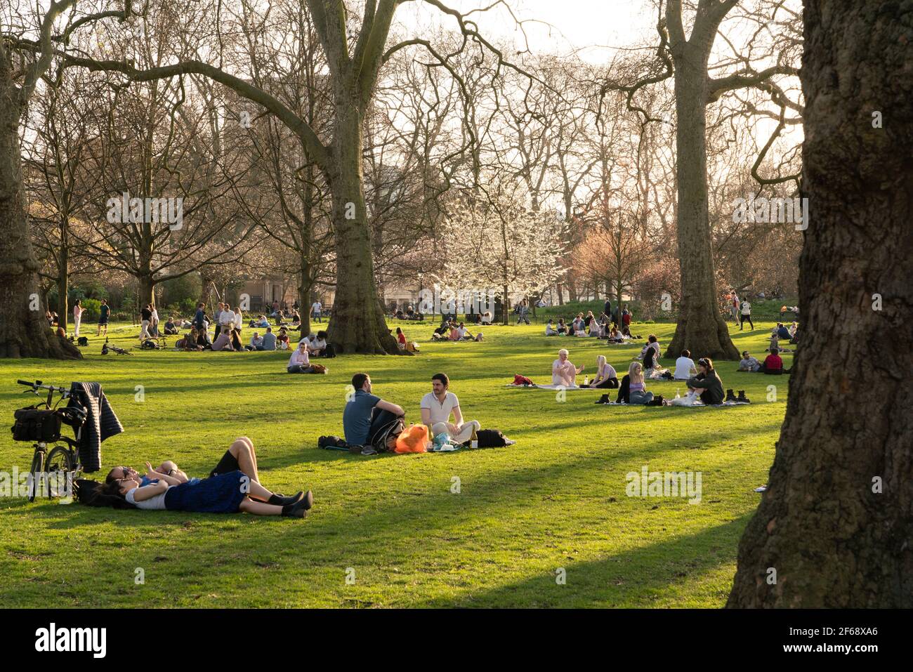 Crowd of people sitting in shade hi-res stock photography and images ...