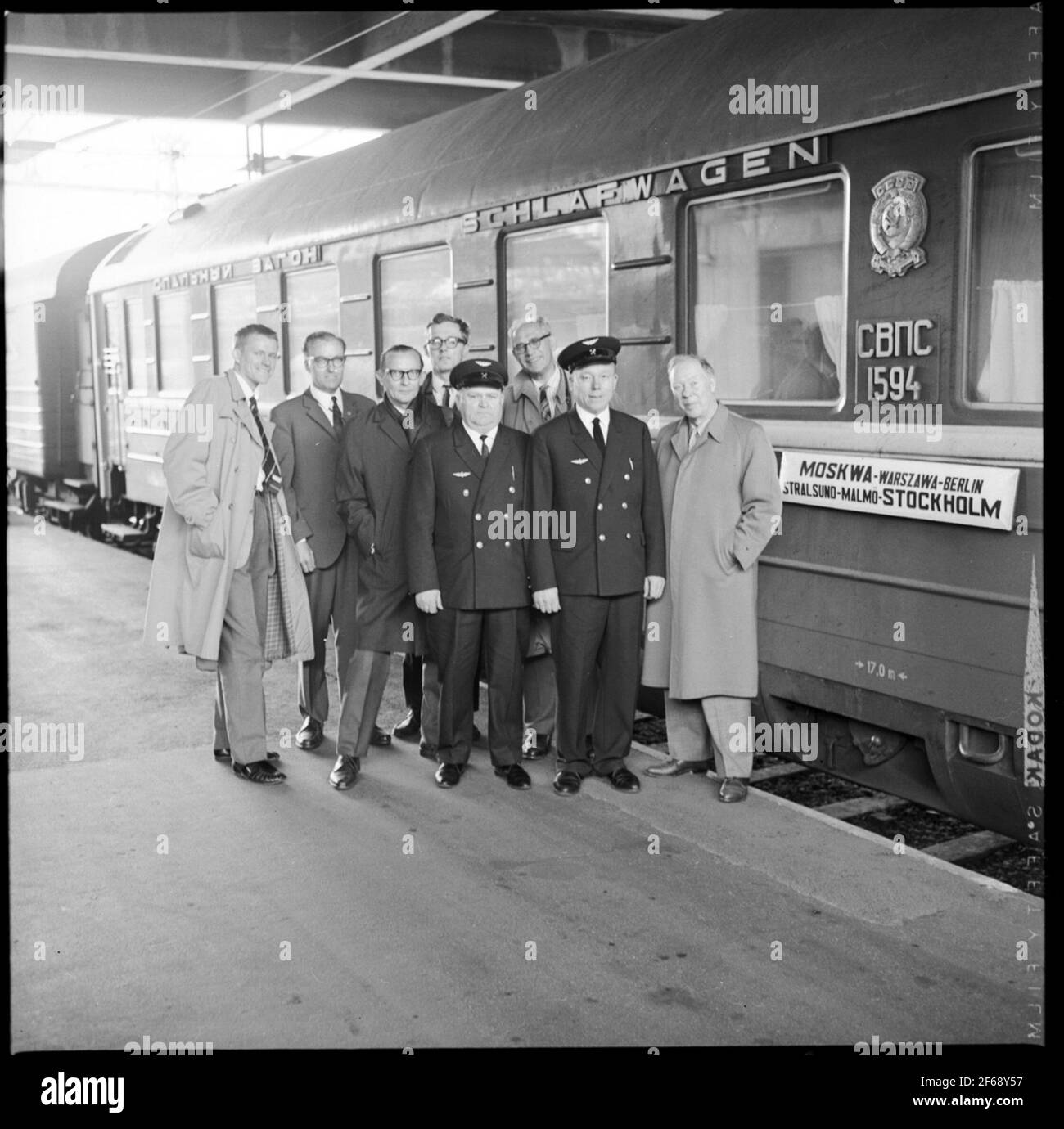 Russian sleeper. Delegation on premiere tour with Russian cart ...