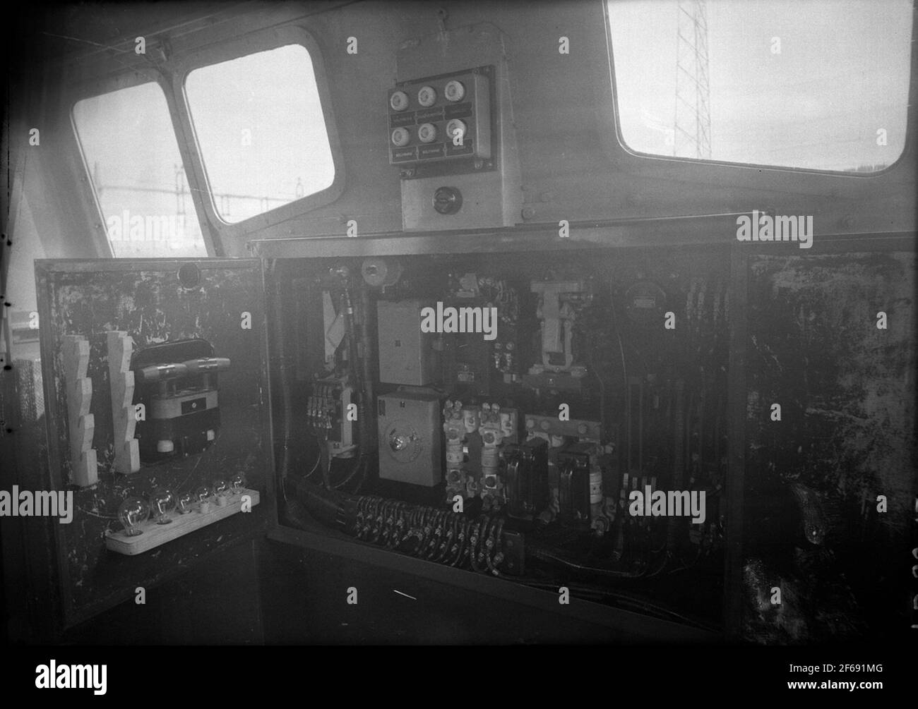 The state railways, SJ ZSS 106 under the building in Kockum's ...