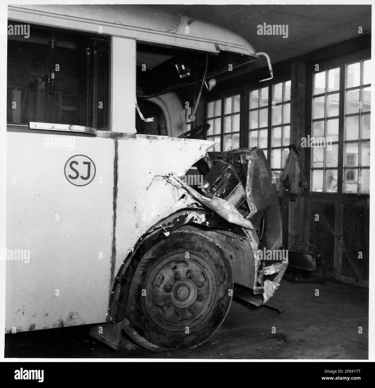 Crash damaged bus, the state railway, SJ bus 850 Stock Photo - Alamy