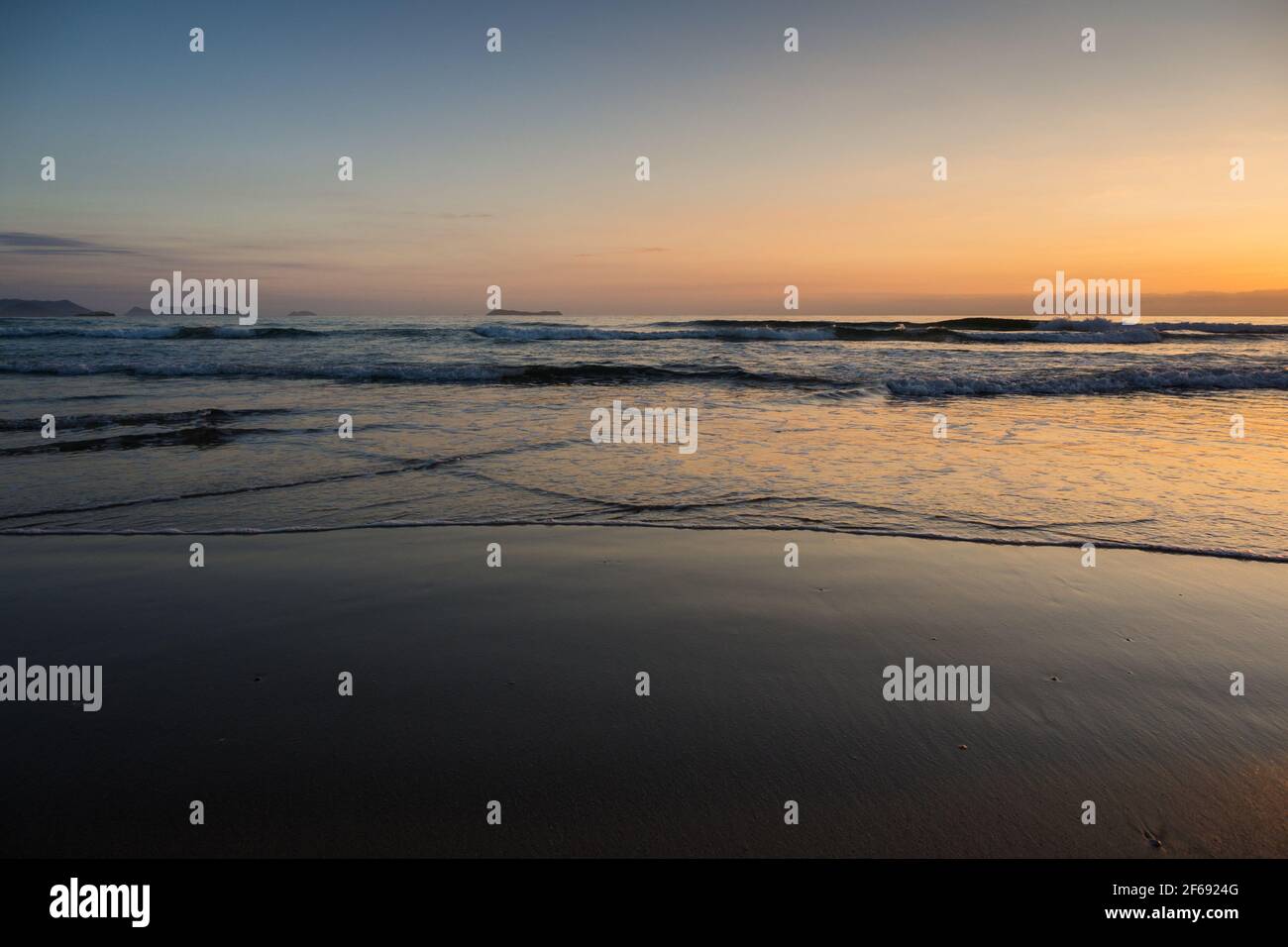 Yellow horizon hi-res stock photography and images - Alamy