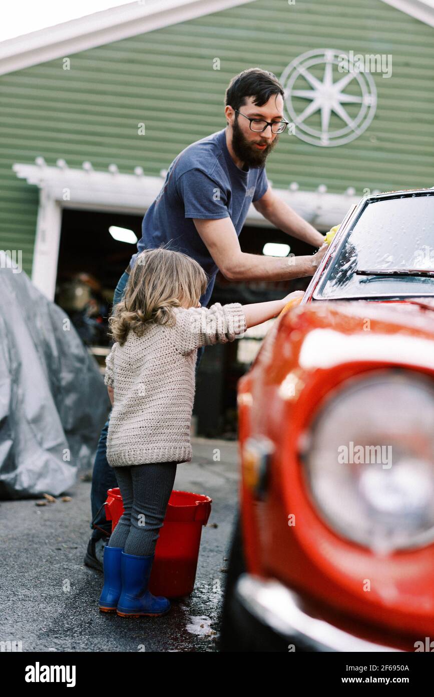 Child helping father tidy hi-res stock photography and images - Alamy