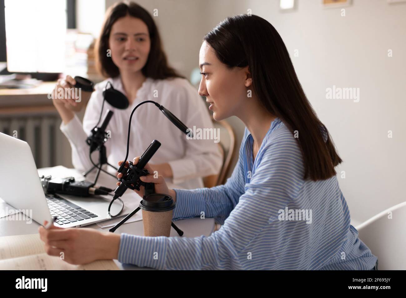 Women studio during radio hi-res stock photography and images - Alamy