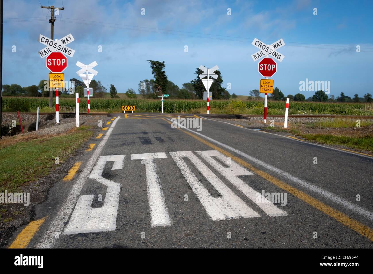 Crossing stop signs railroad crossing hi-res stock photography and ...