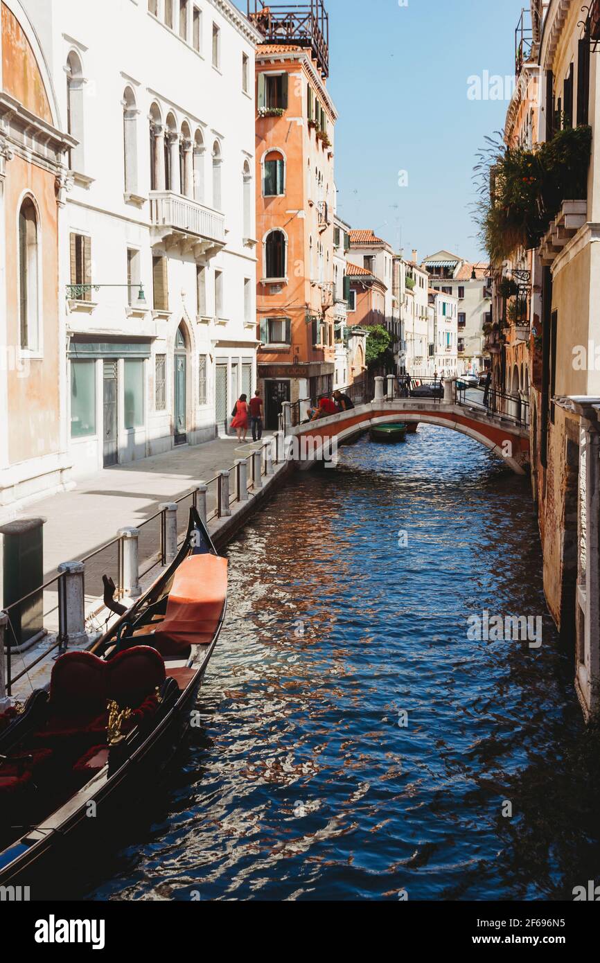 Arched bridge over venetian canal Stock Photo - Alamy