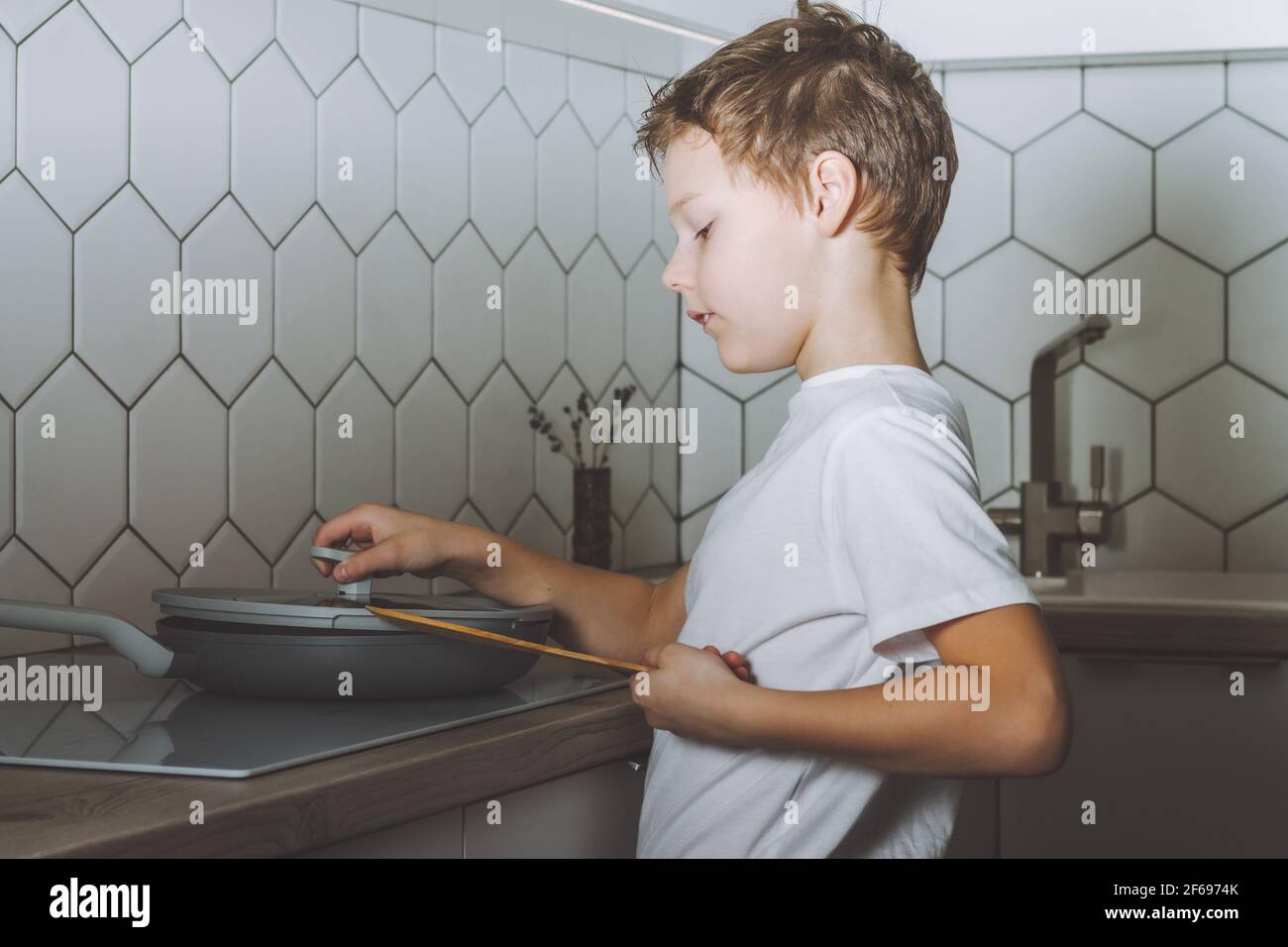 Household chores family hi-res stock photography and images - Alamy