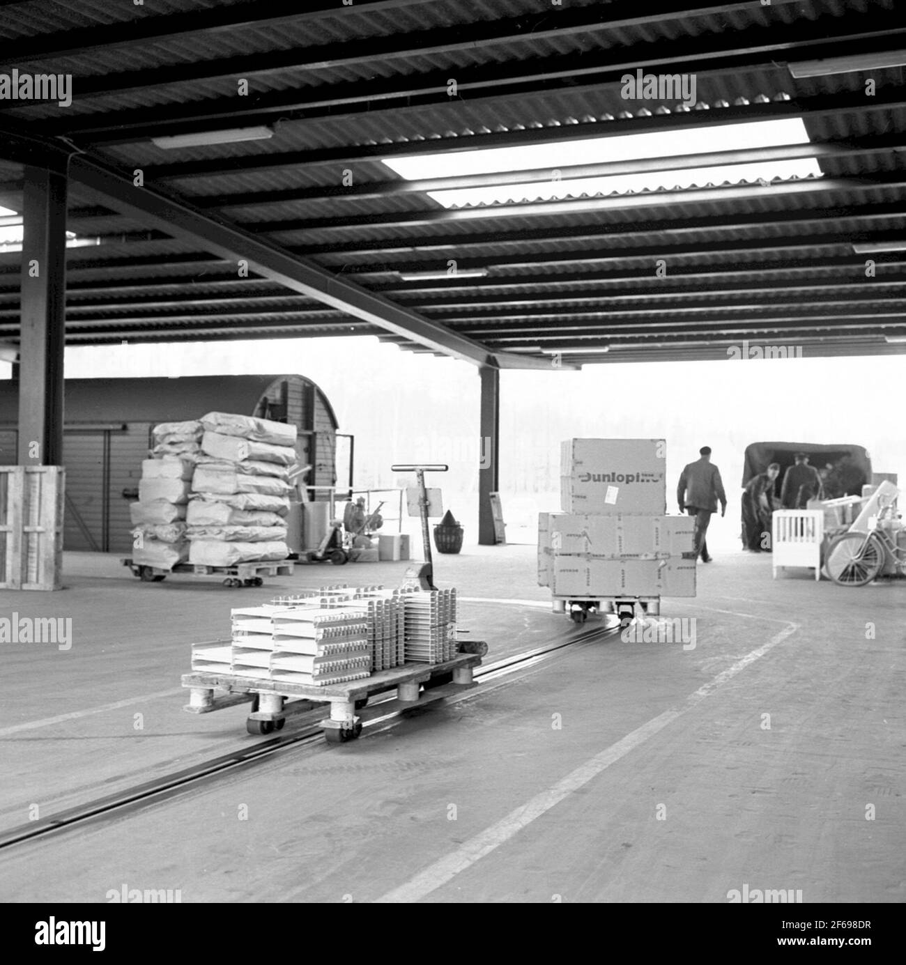 Transhipment magazine, chain conveyor and goods car Stock Photo - Alamy