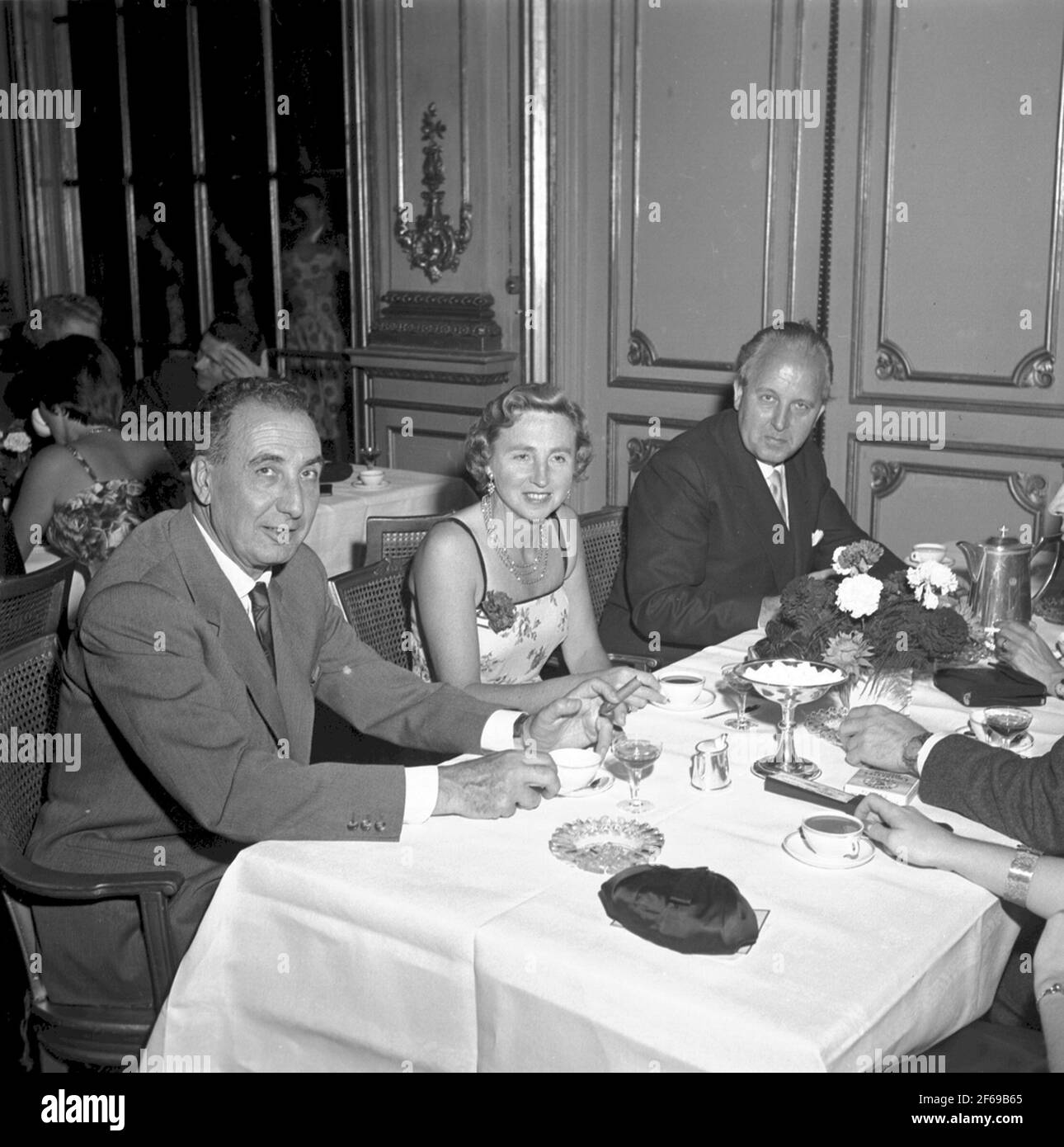 Group portrait at dinner, dining room Grand hotel Stock Photo - Alamy