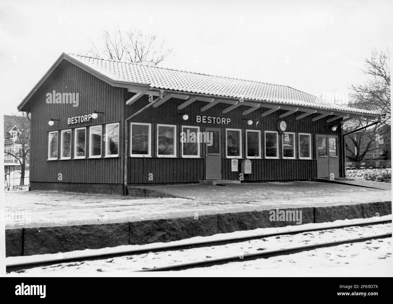 Stop opened in 1902 with one-pointing station house in wood. The old ...