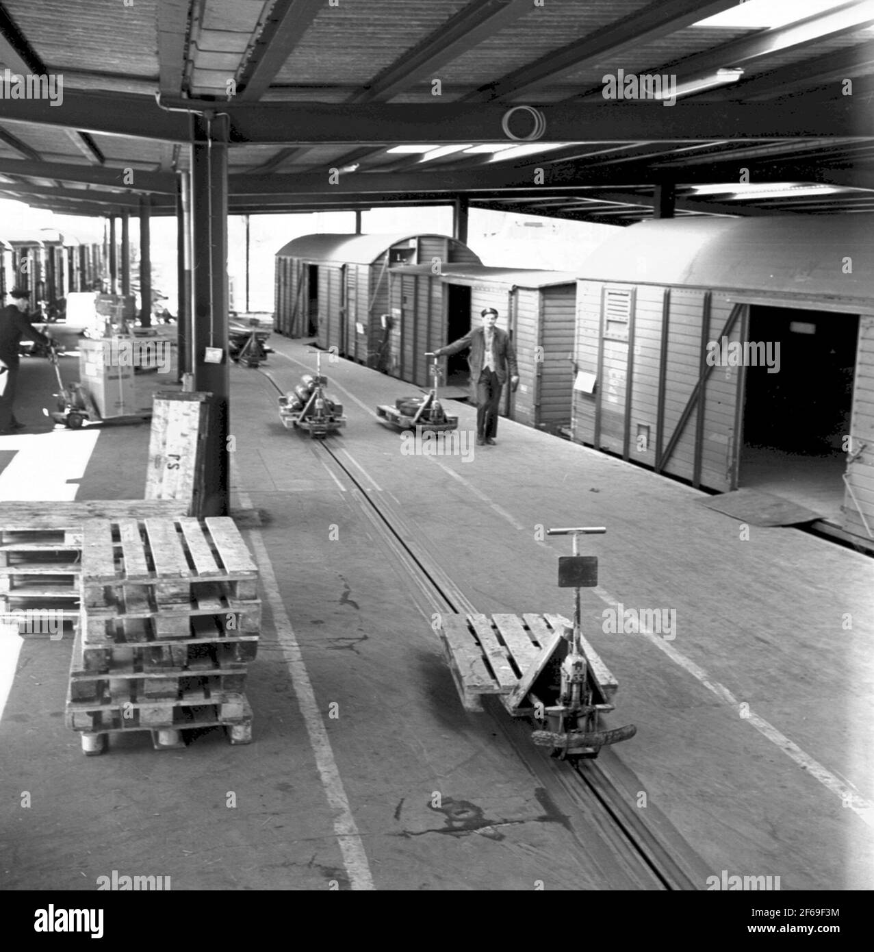 Transhipment magazine, chain conveyor Stock Photo - Alamy