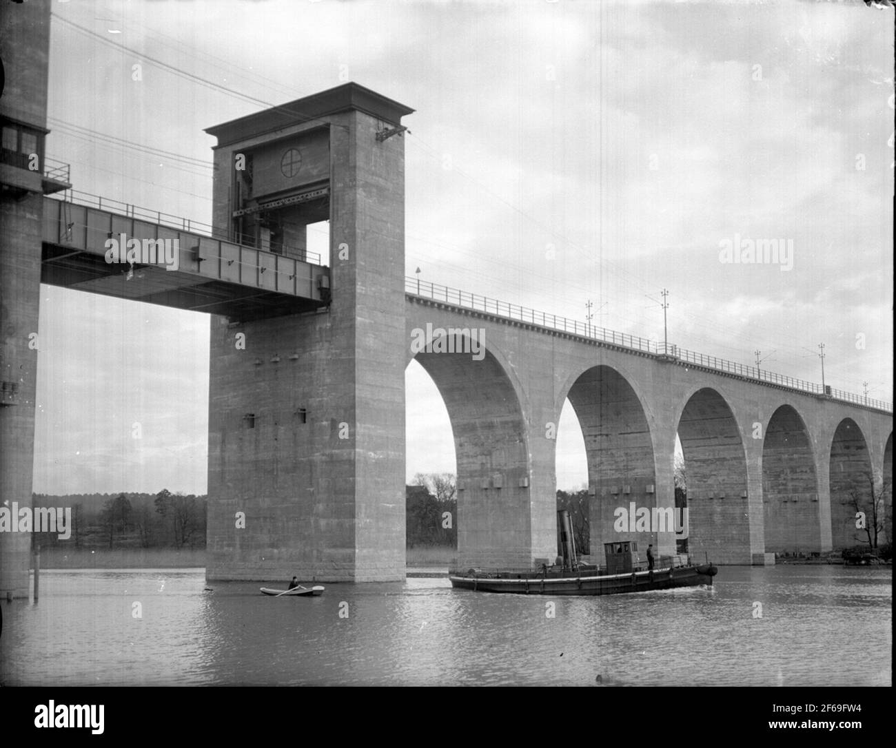 The Årstabron. Tugboat passes under the bridge Stock Photo - Alamy