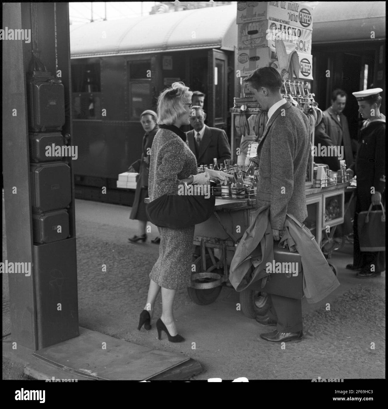 Traffic restaurant, TR, salesman with cart on platform Stock Photo - Alamy