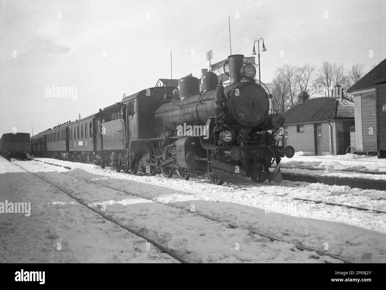 State railways, SJ ÖCBB 1525 by train number 2223 Stock Photo - Alamy