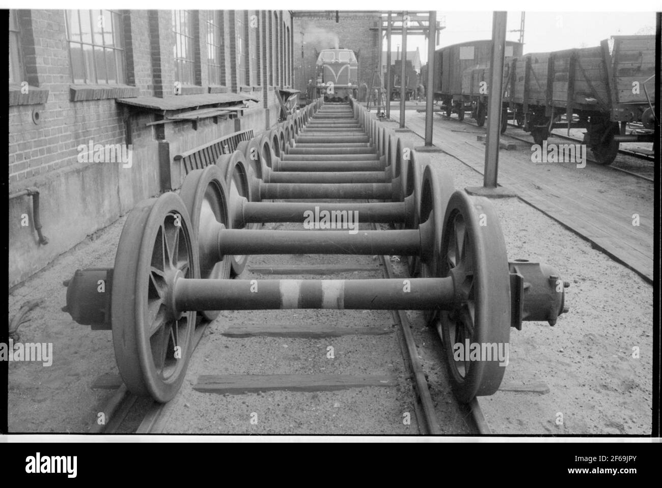 A long row of normal tracked wheels Stock Photo - Alamy