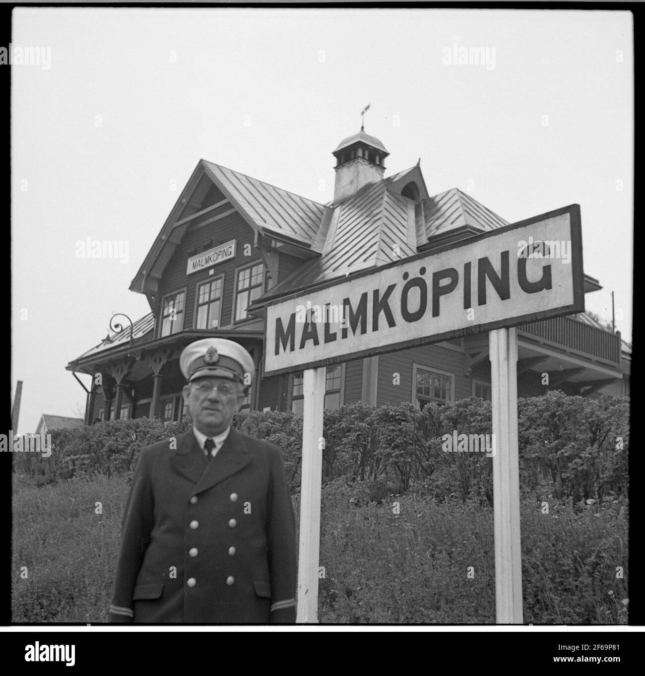 Station travelers staff Black and White Stock Photos & Images - Alamy