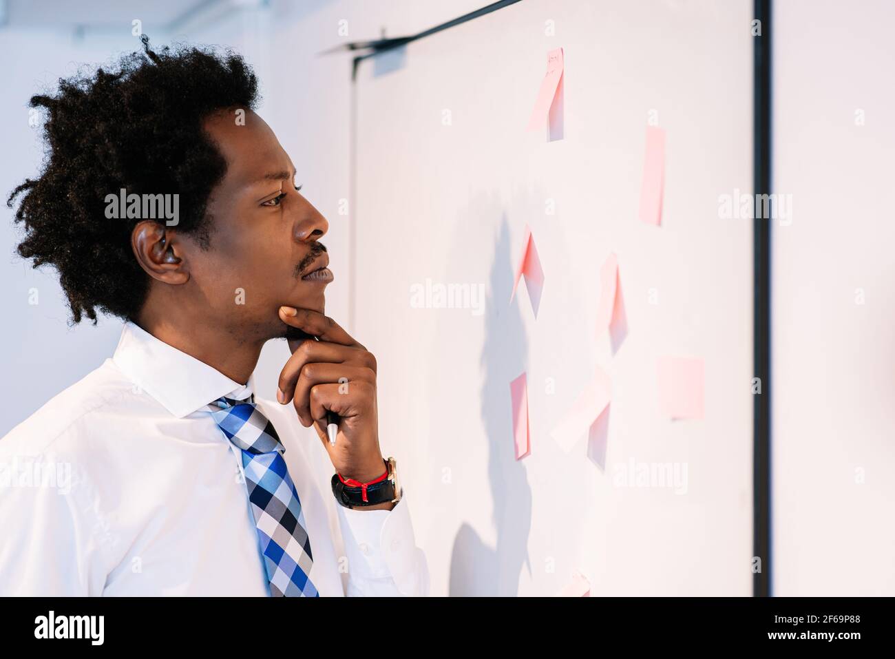 Brainstorming ideas using sticky hi-res stock photography and images ...