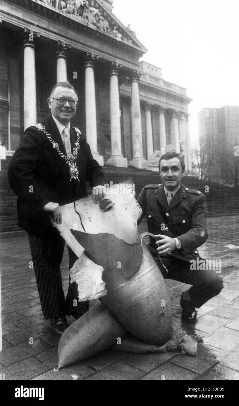 THE LORD MAYOR OF PORTSMOUTH JOHN MARSHALL RECEIVES THE 500LB GERMAN ...