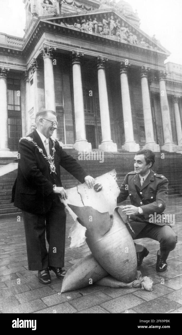 THE LORD MAYOR OF PORTSMOUTH JOHN MARSHALL RECEIVES THE 500LB GERMAN ...