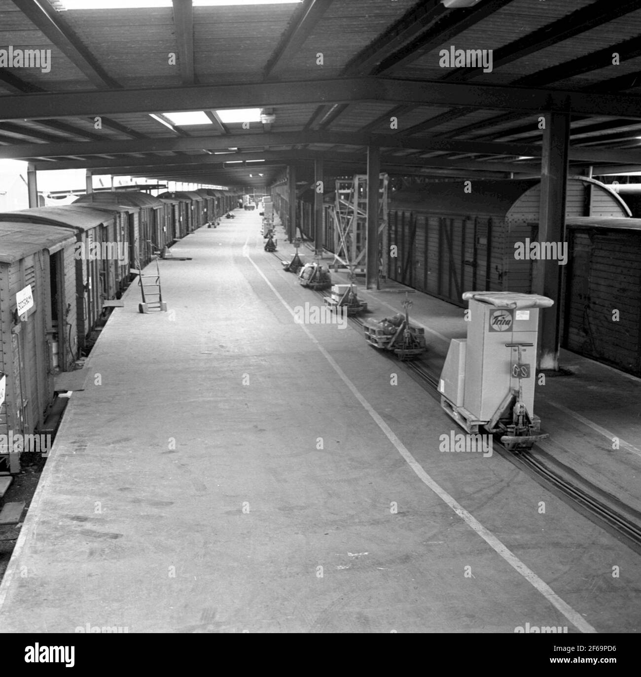 Transhipment magazine, chain conveyor Stock Photo - Alamy