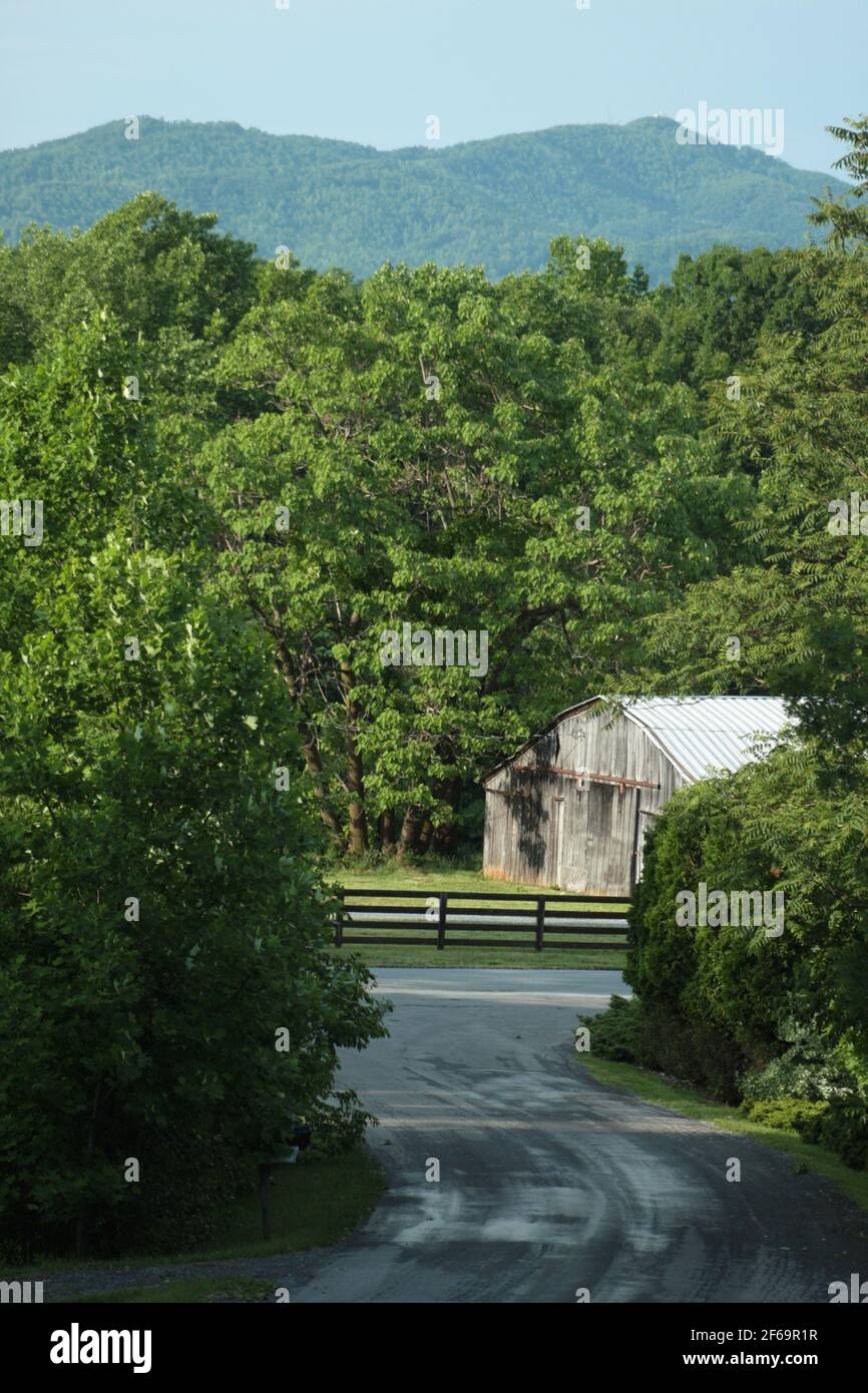 Small Wooden Barn High Resolution Stock Photography and Images - Alamy