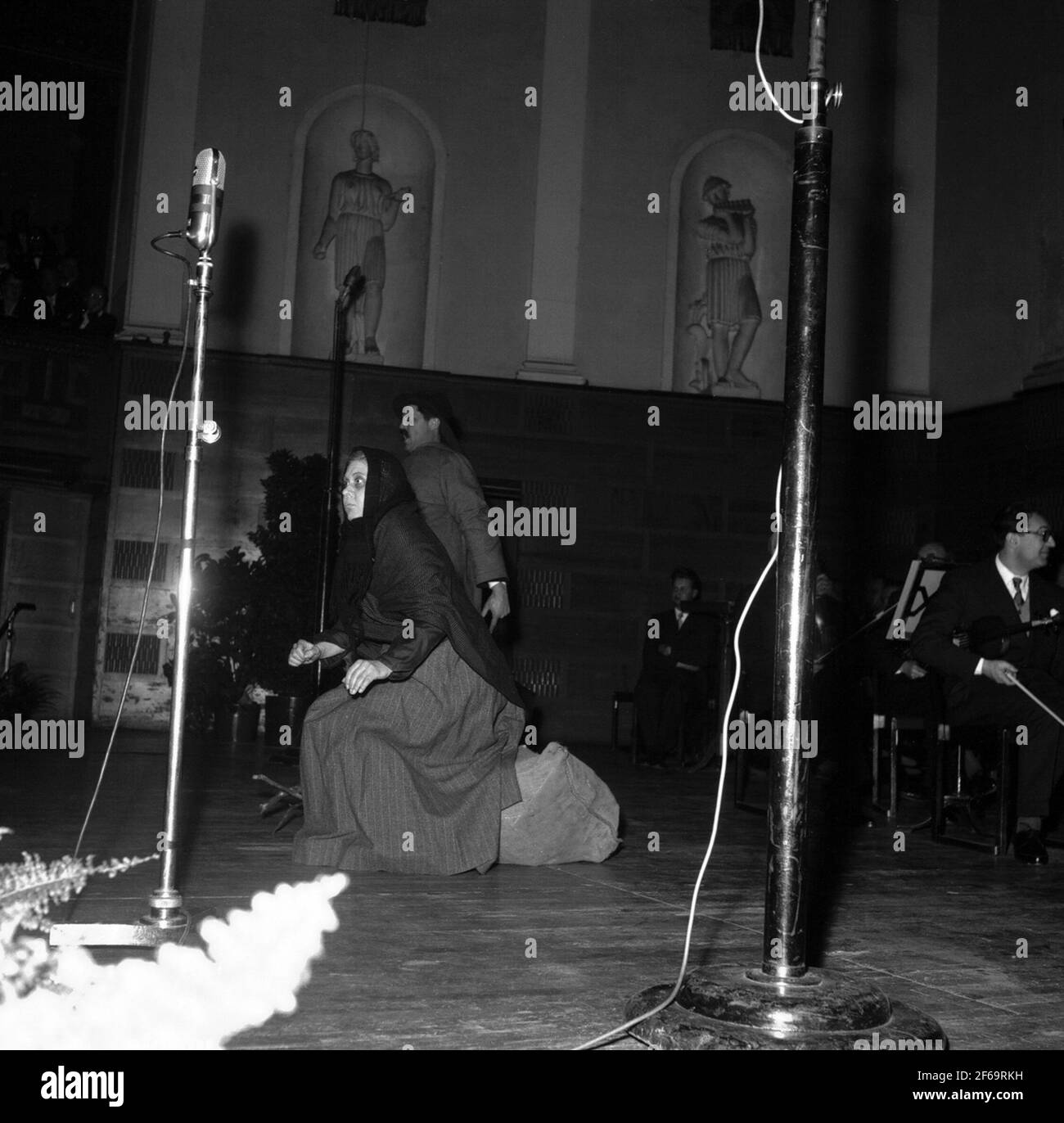 Jubilee finish in the concert hall .. actor in the performance. A small ...
